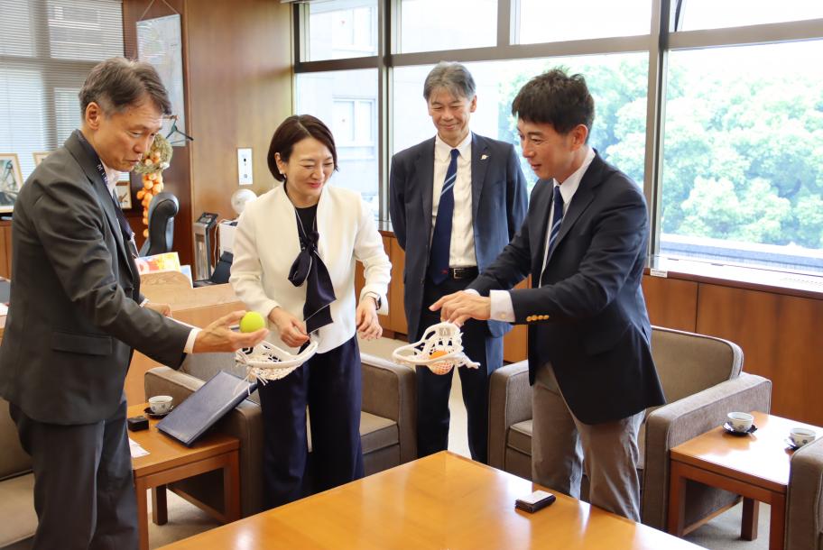 港区ホームページ／公益社団法人日本ラクロス協会とラクロス女子世界選手権大会日本代表の庄島未祐選手が清家港区長と新宮教育長を表敬訪問しました！