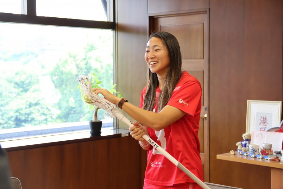 港区ホームページ／公益社団法人日本ラクロス協会とラクロス女子世界選手権大会日本代表の庄島未祐選手が清家港区長と新宮教育長を表敬訪問しました！